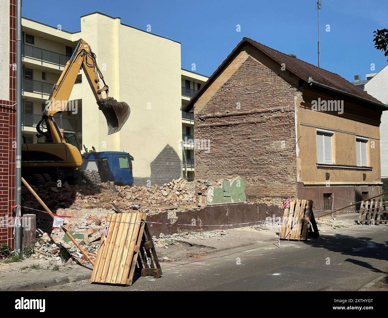 Demolished old building and brick wall Stock Photo - Alamy