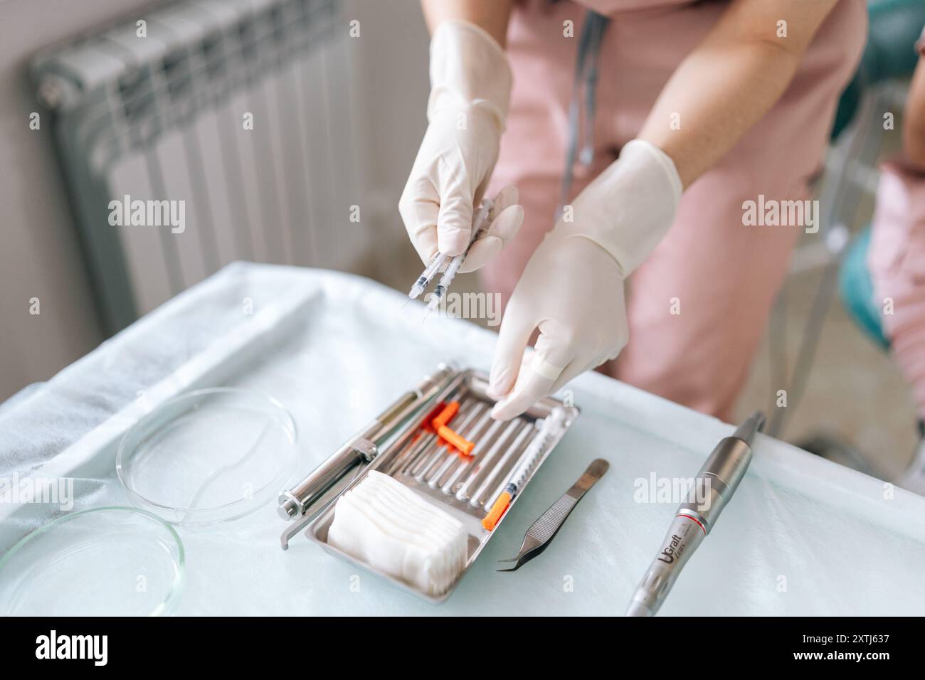 Uncapping syringe hi-res stock photography and images - Alamy