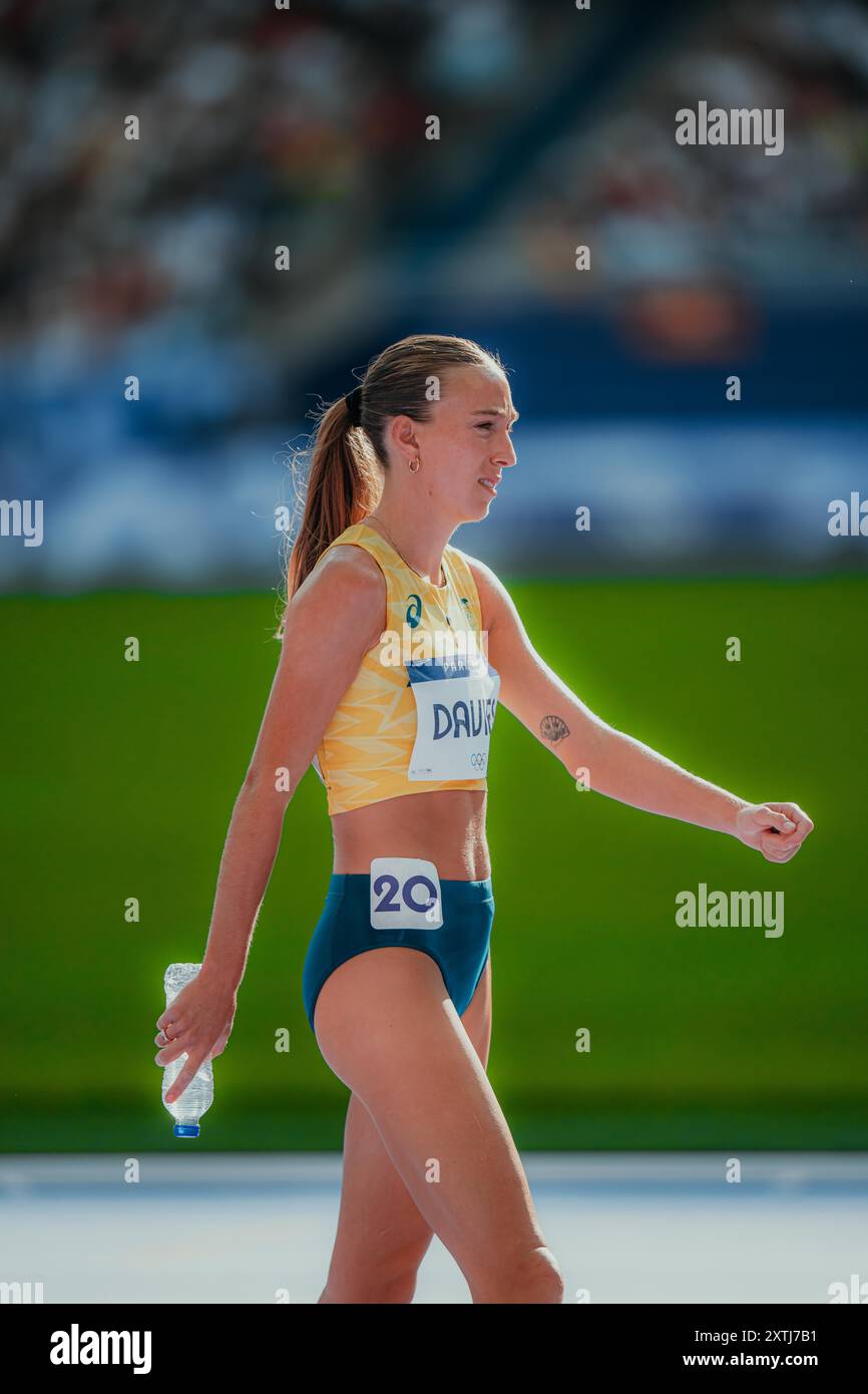 Rose Davies participating in the 5.000 meters at the Paris 2024 Olympic ...