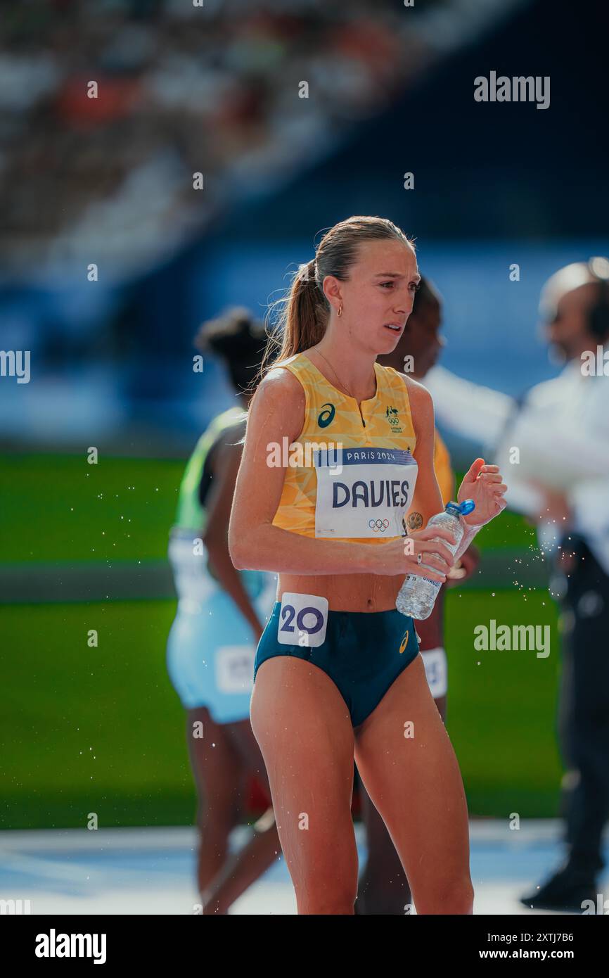 Rose Davies participating in the 5.000 meters at the Paris 2024 Olympic ...