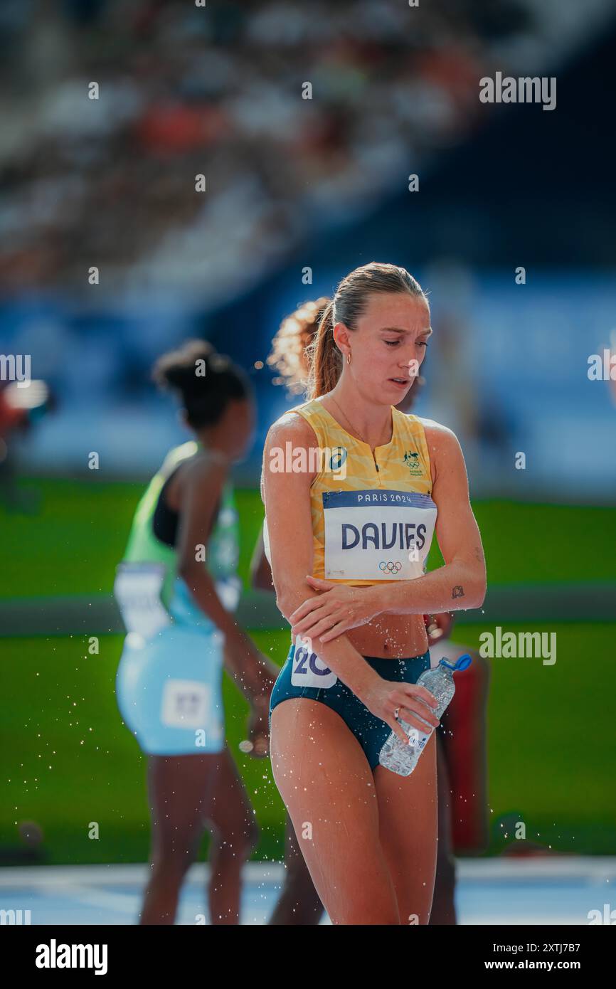 Rose Davies participating in the 5.000 meters at the Paris 2024 Olympic ...