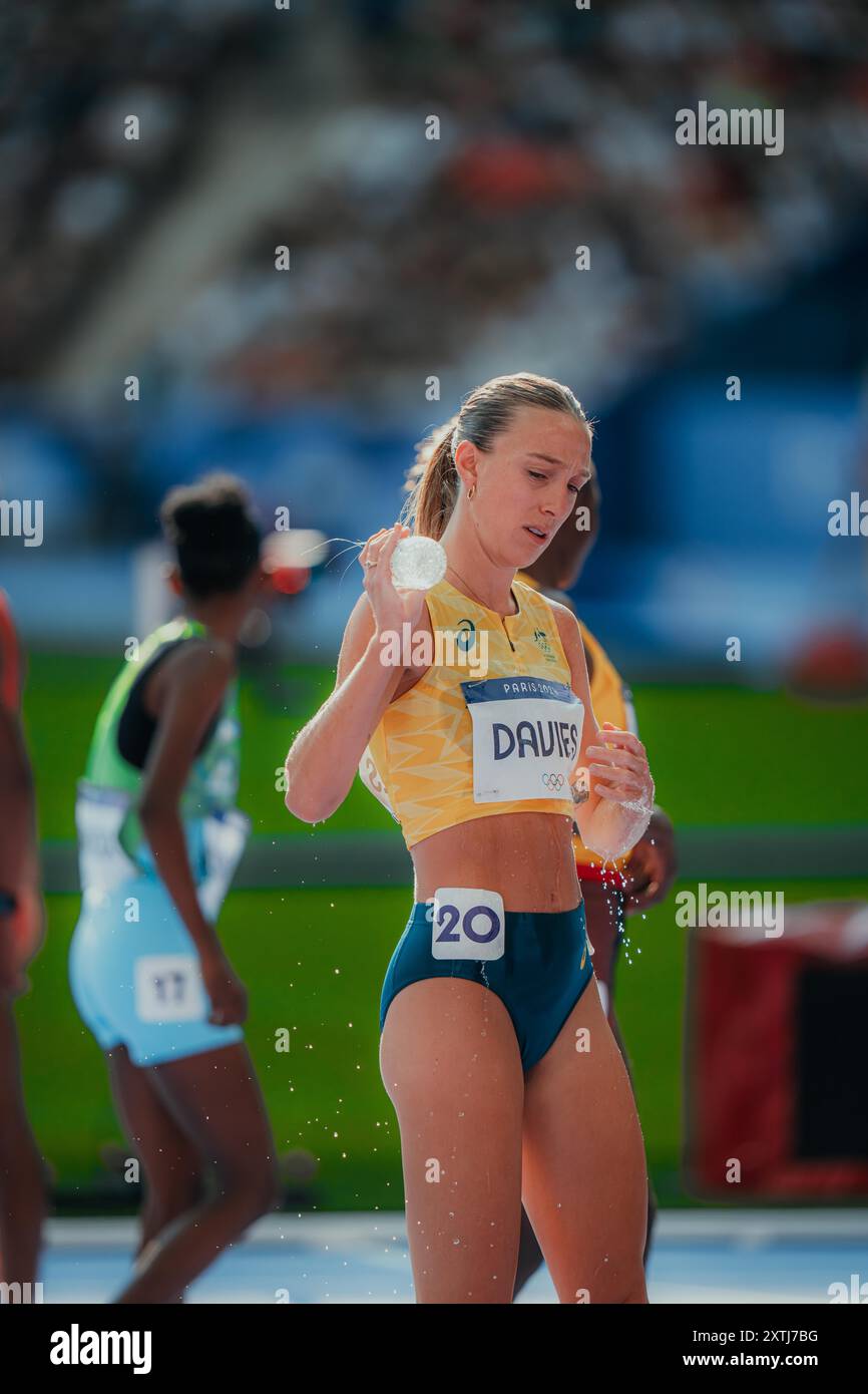 Rose Davies participating in the 5.000 meters at the Paris 2024 Olympic ...