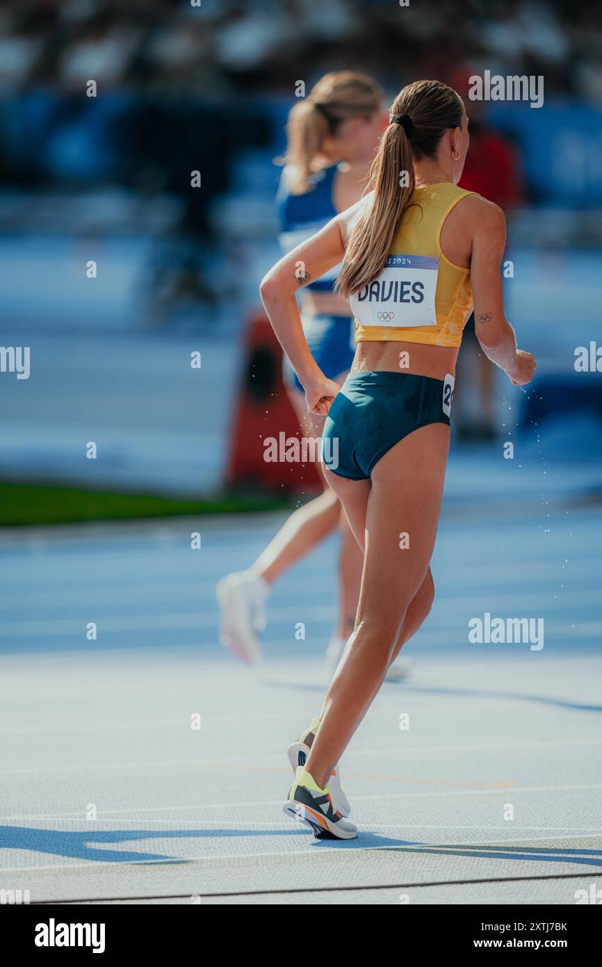 Rose Davies participating in the 5.000 meters at the Paris 2024 Olympic ...
