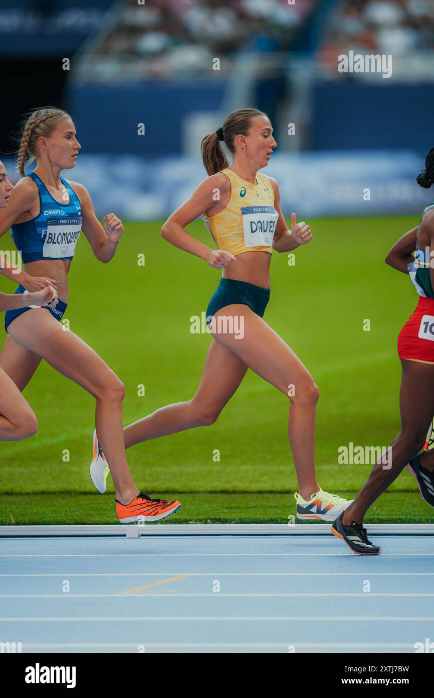 Rose Davies participating in the 5.000 meters at the Paris 2024 Olympic ...