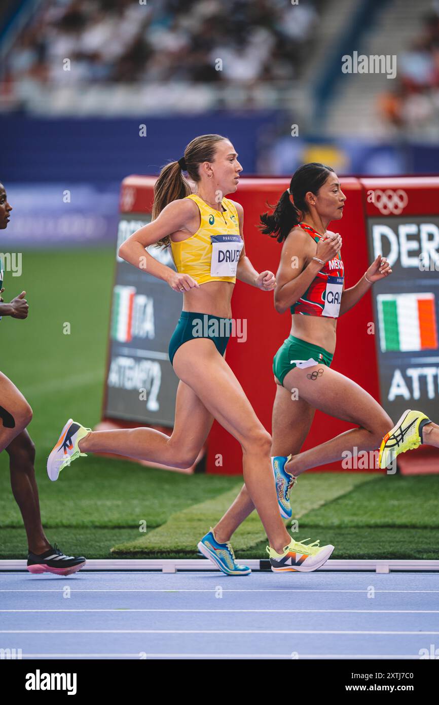 Rose Davies participating in the 5.000 meters at the Paris 2024 Olympic ...