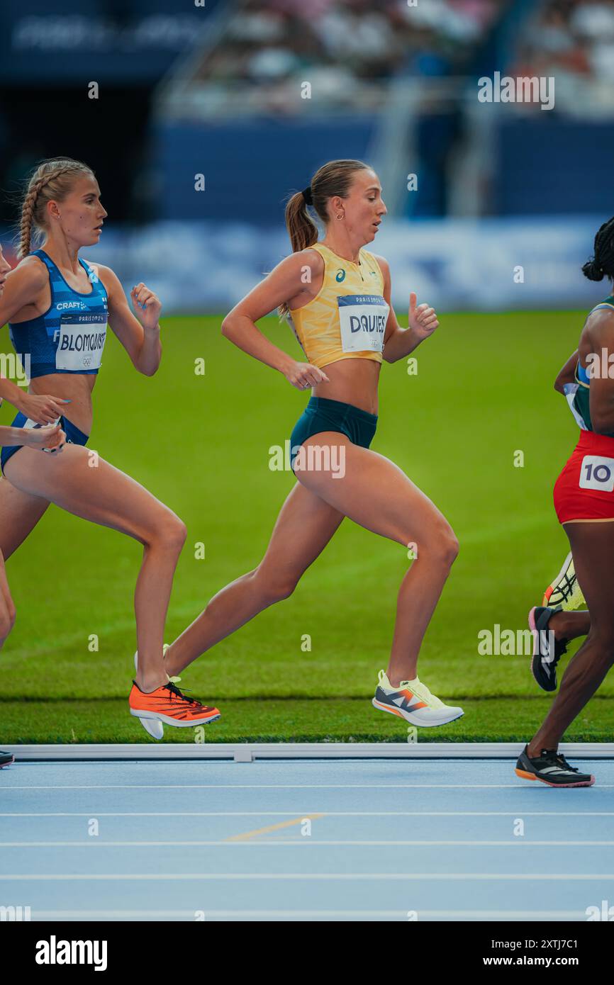 Rose Davies participating in the 5.000 meters at the Paris 2024 Olympic ...