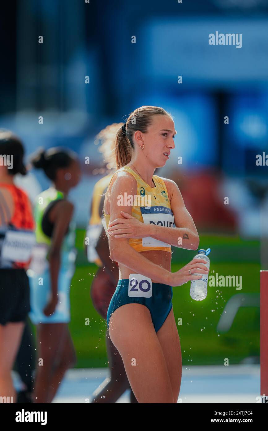 Rose Davies participating in the 5.000 meters at the Paris 2024 Olympic ...