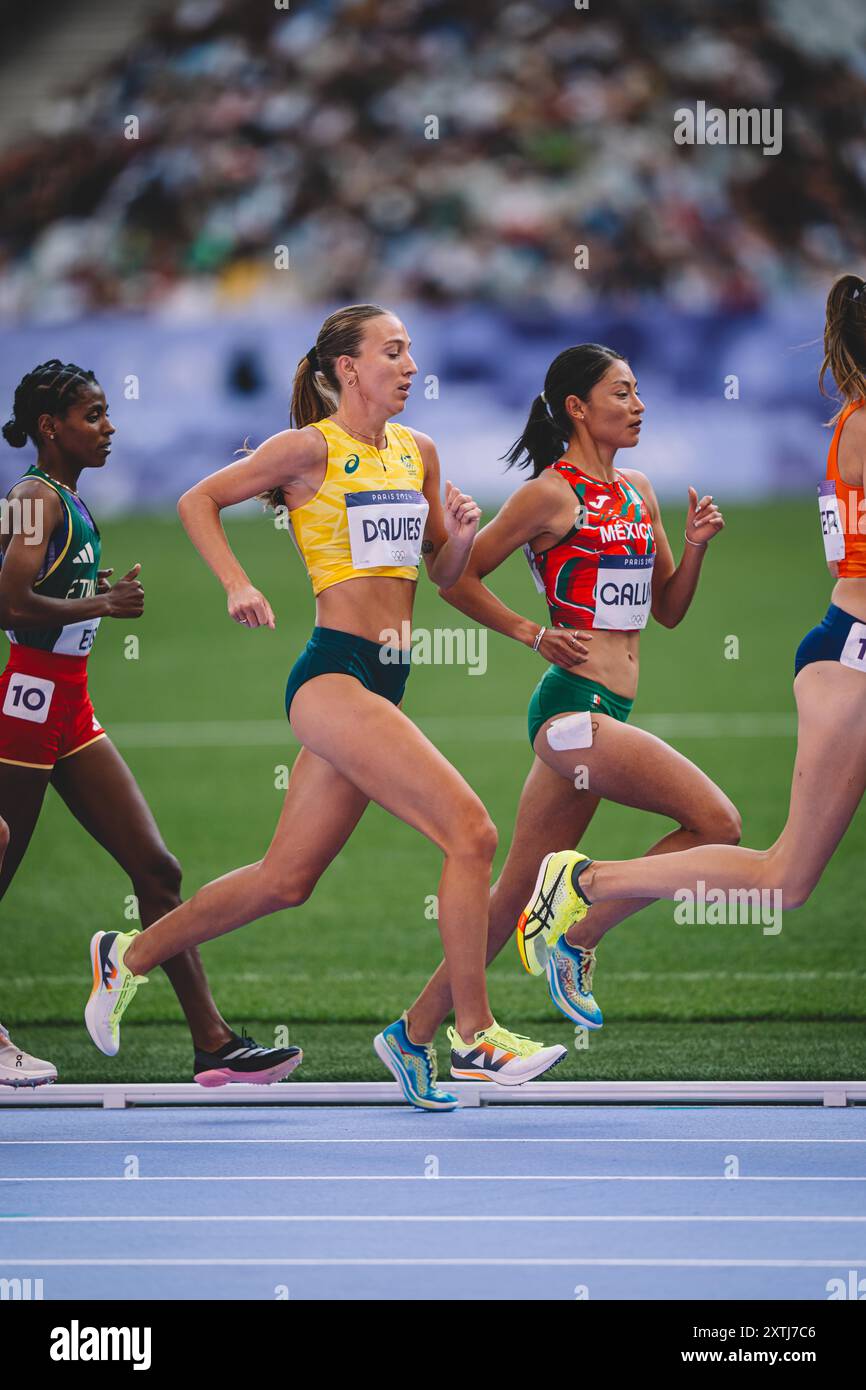 Rose Davies participating in the 5.000 meters at the Paris 2024 Olympic ...