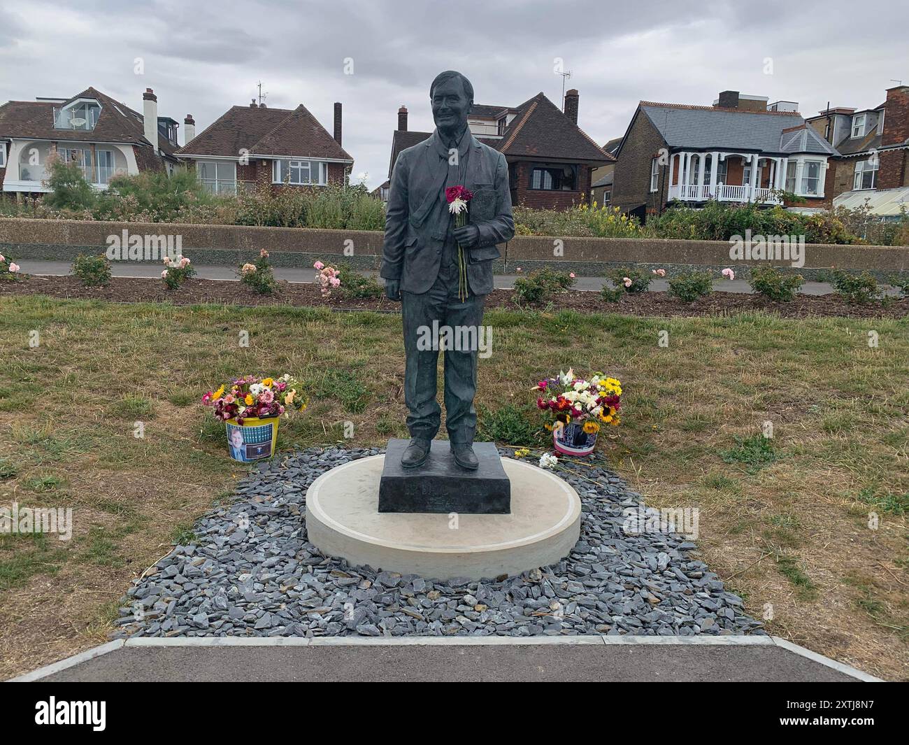 Statue of Sir David Amess on Chalkwell seafront Stock Photo - Alamy