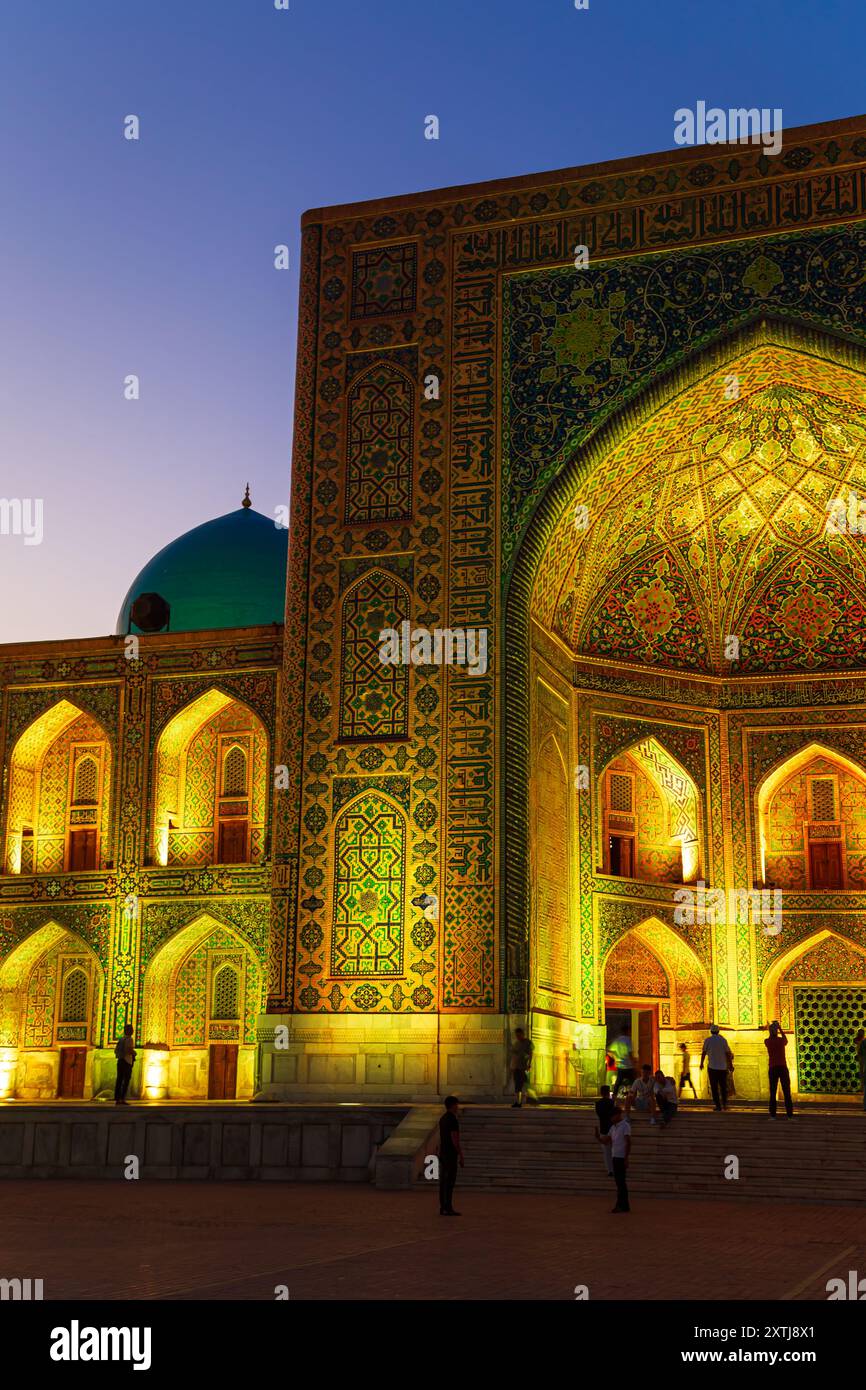 Tilla Kari (Tilya Kori) Madrasah on Registan Square illuminated at ...