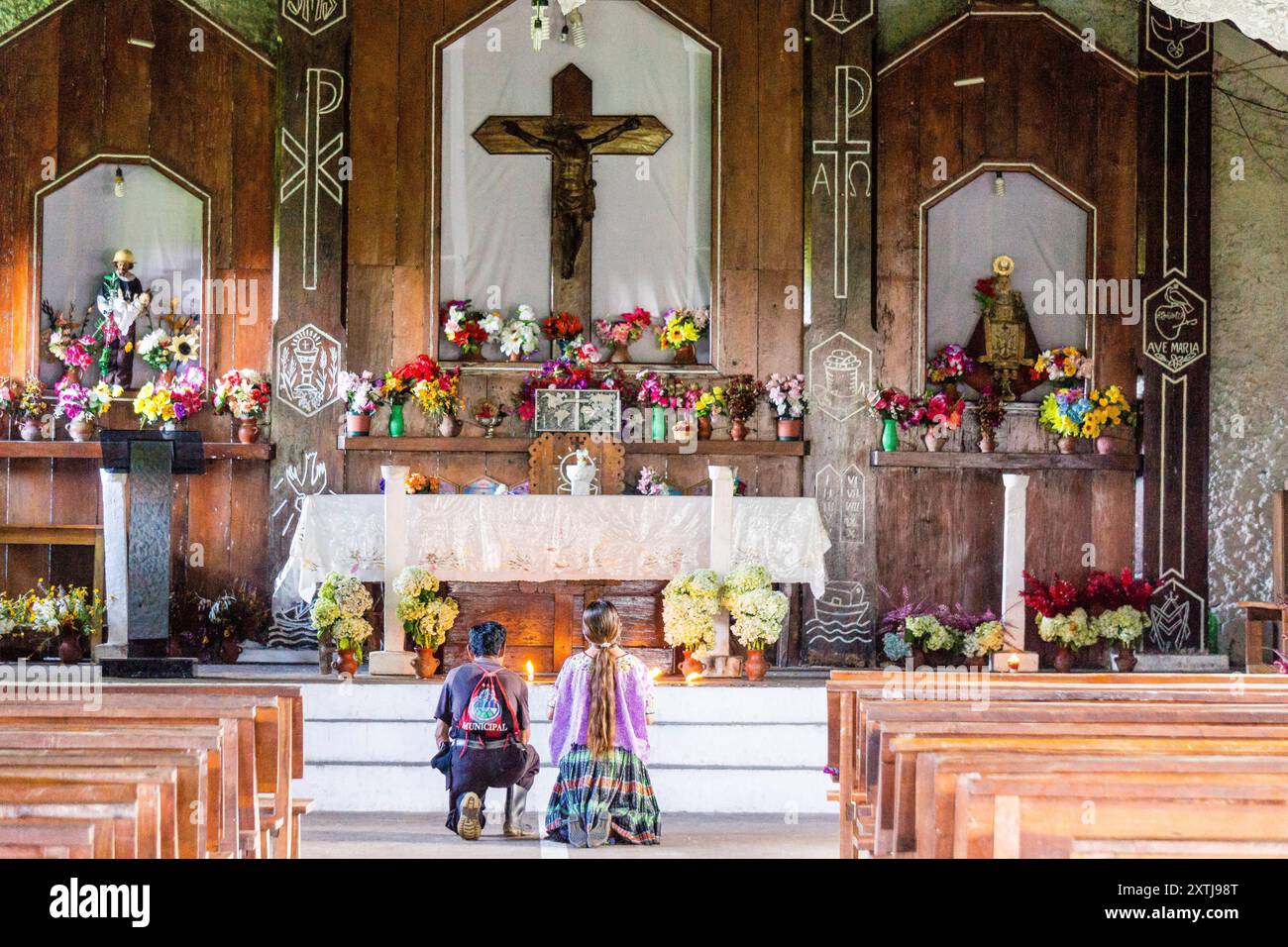 marriage praying in church, Lancetillo, La Parroquia, zona Reyna ...