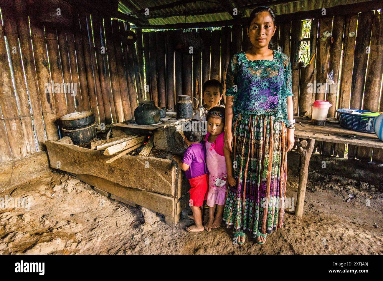 Quiché woman and her children, Sanuch village, Lancetillo, La Parroquia ...