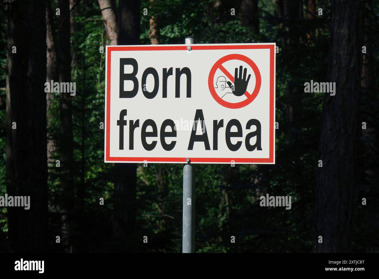 Schild mit Schriftzug Born free Area Schild mit Schriftzug Born free ...