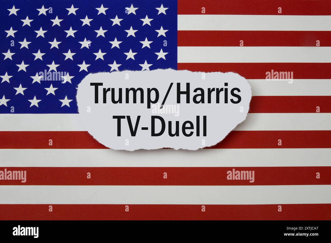 Schriftzug auf USA-Fahne mit Trump Harris und TV-Duell Schriftzug auf ...