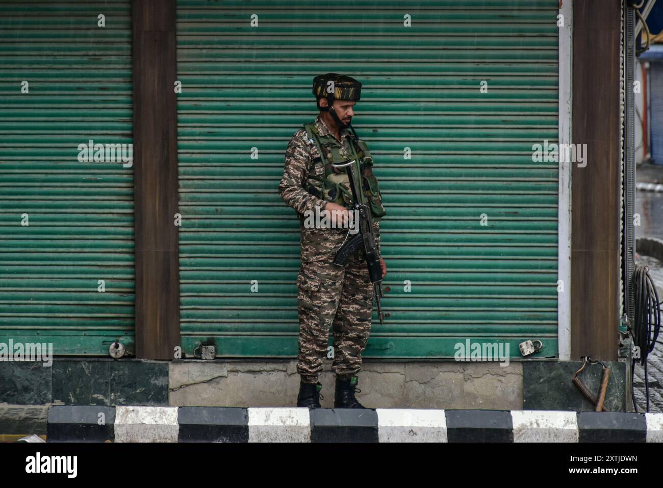 Srinagar, India. 15th Aug, 2024. A Paramilitary trooper stands alert ...