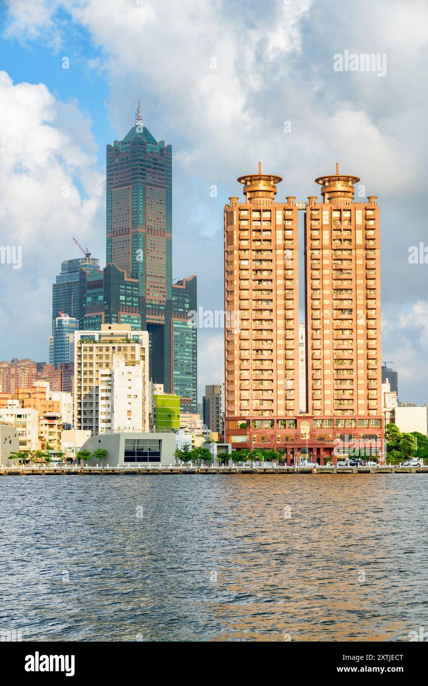Awesome Kaohsiung skyline, Taiwan. 85 Sky Tower Stock Photo - Alamy