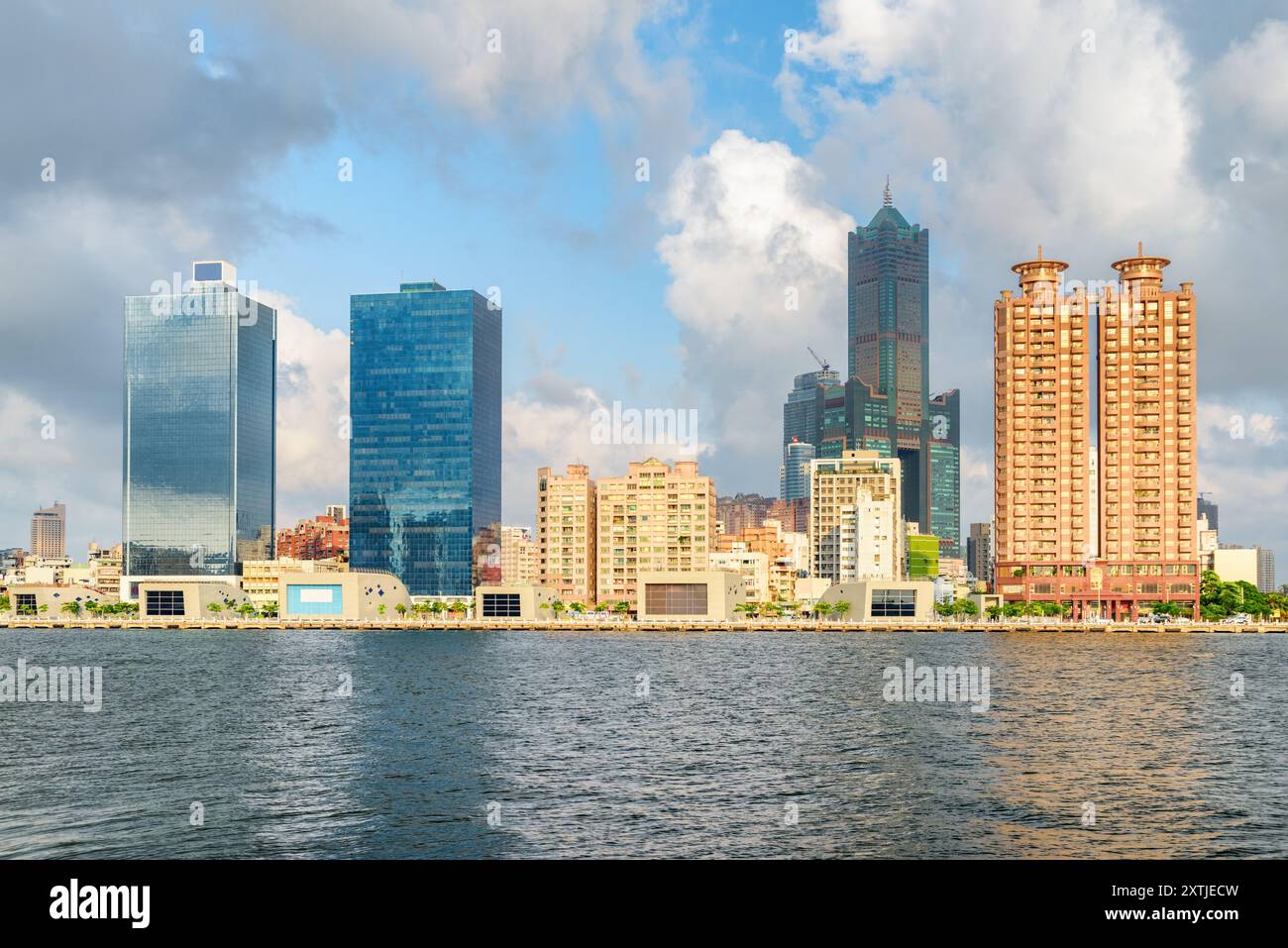 Amazing Kaohsiung skyline, Taiwan. 85 Sky Tower Stock Photo - Alamy