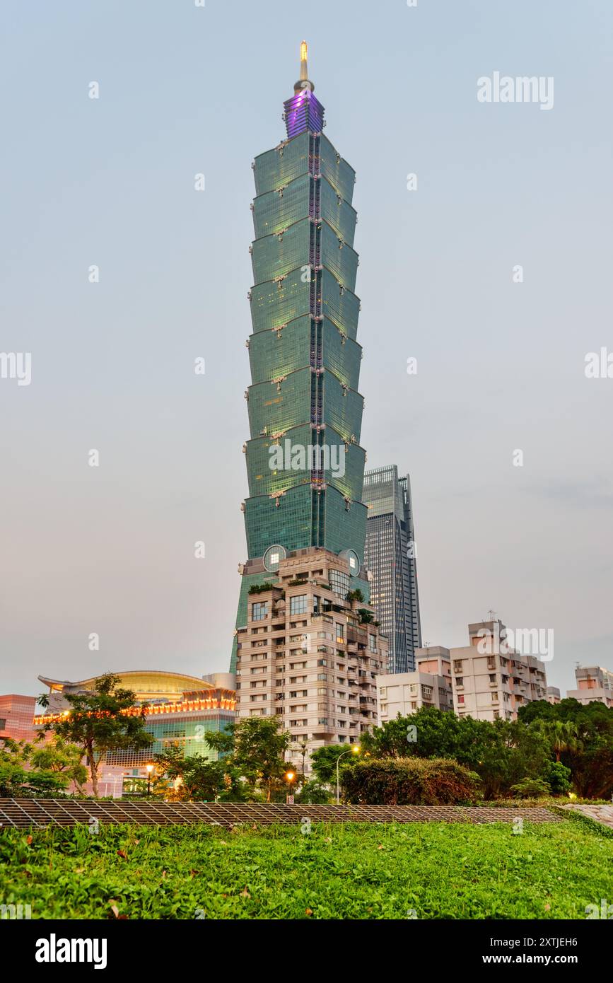 Awesome evening view of Taipei 101. Landmark of Taiwan Stock Photo - Alamy