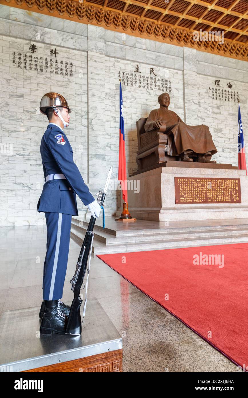 Guard and statue of Chiang Kai-shek, Taipei, Taiwan Stock Photo - Alamy