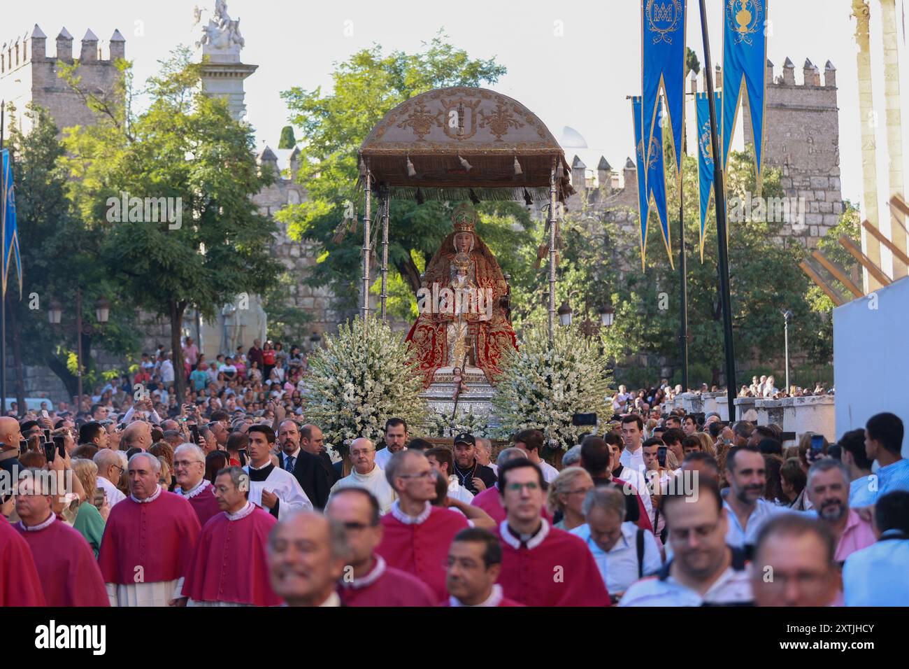 Thousands of people attend the procession of the Virgen de los Reyes ...