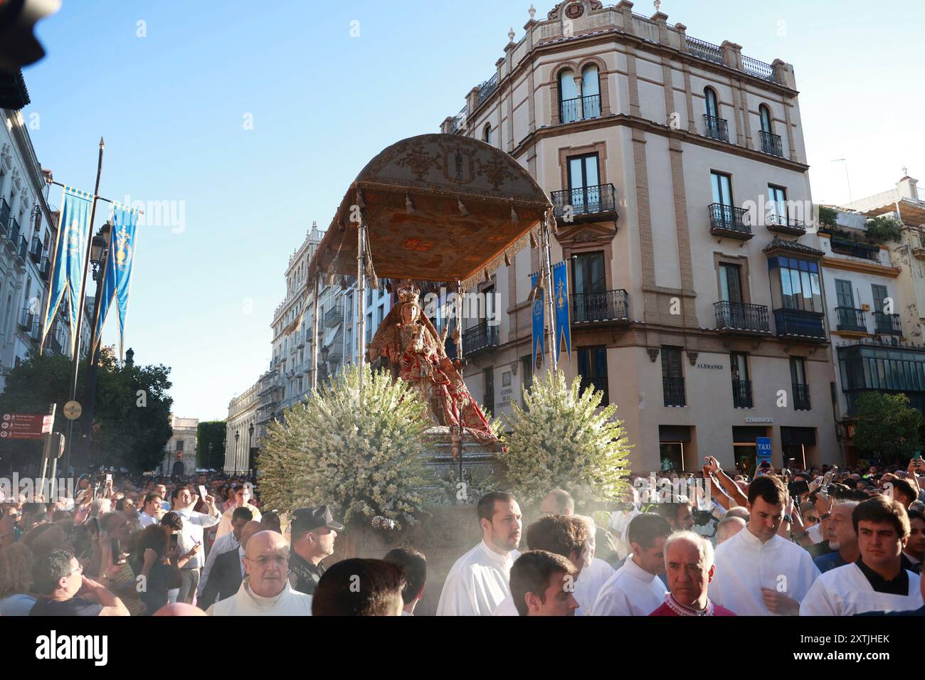 Thousands of people attend the procession of the Virgen de los Reyes ...