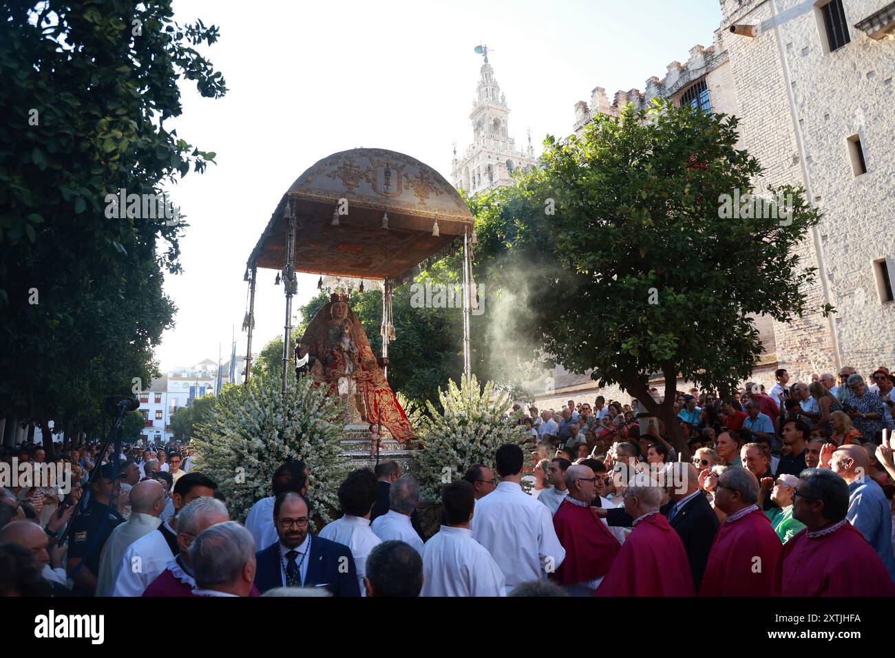 Thousands of people attend the procession of the Virgen de los Reyes ...