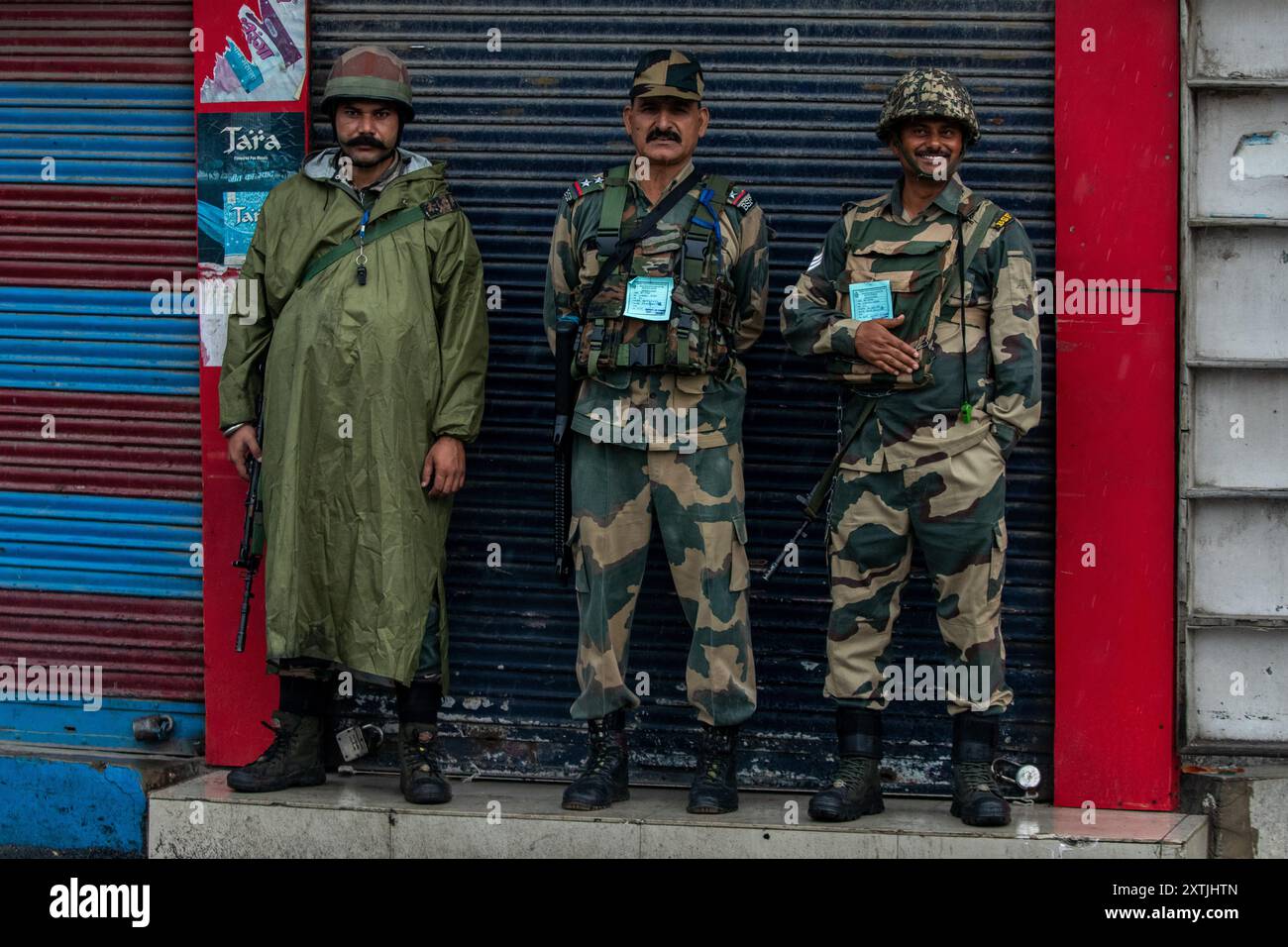 Srinagar, India. 15th Aug, 2024. Indian paramilitary troopers stand on ...