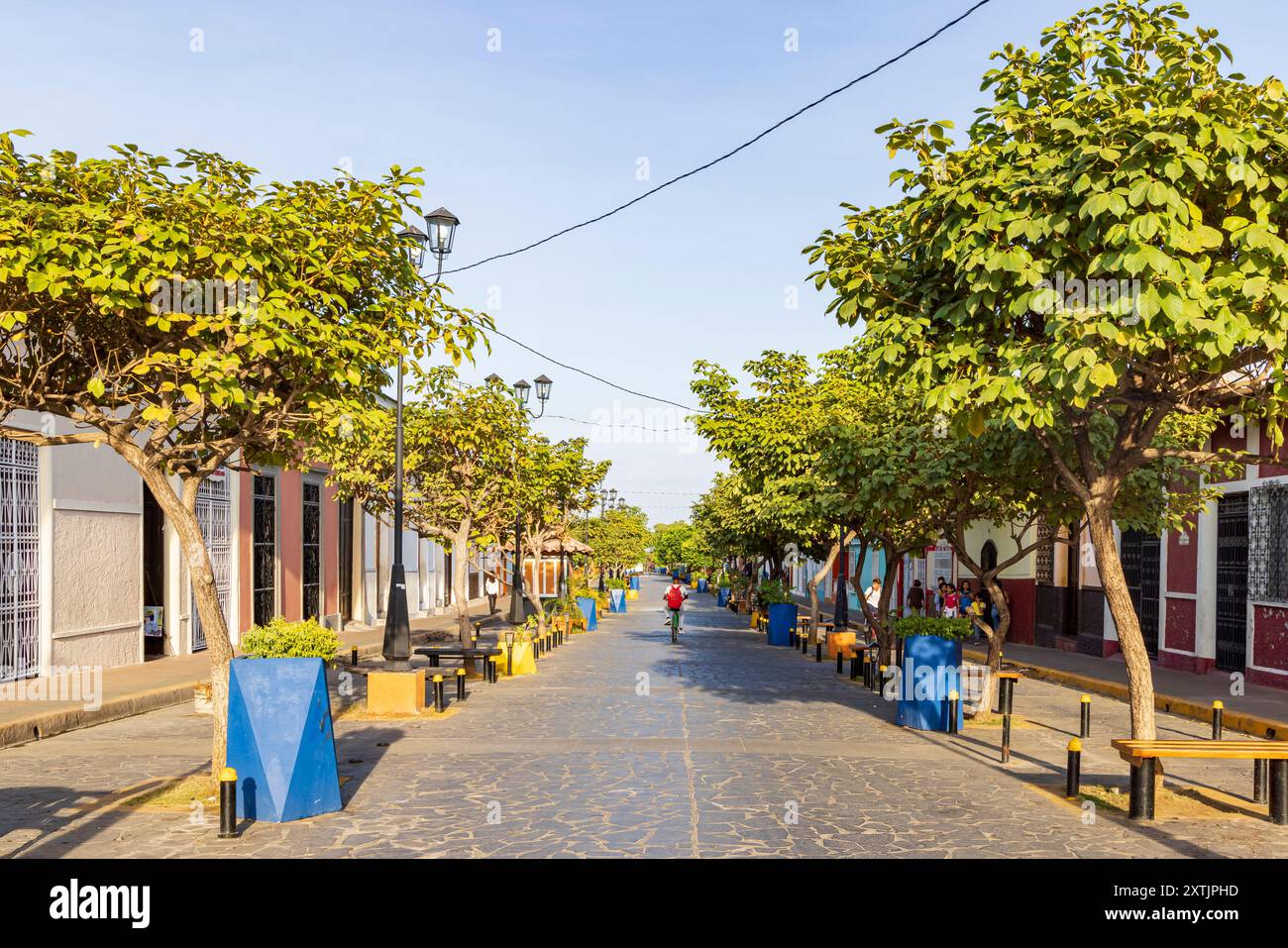 Granada, Nicaragua - March 20, 2024: Callle la Calzada colorful street ...