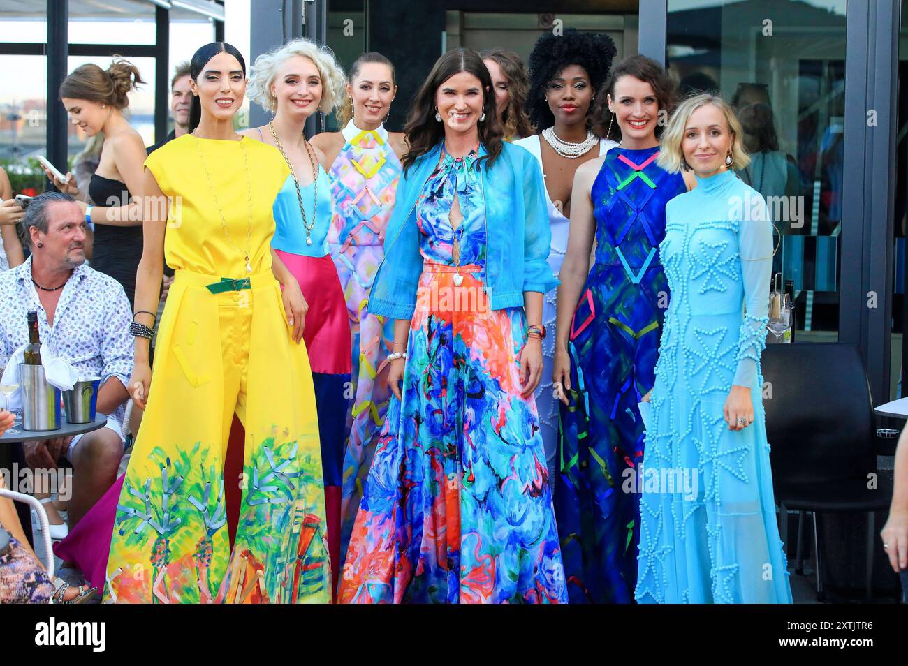 Victoria Varga mit Models bei der Rooftop Fashion Show von Viktoria ...