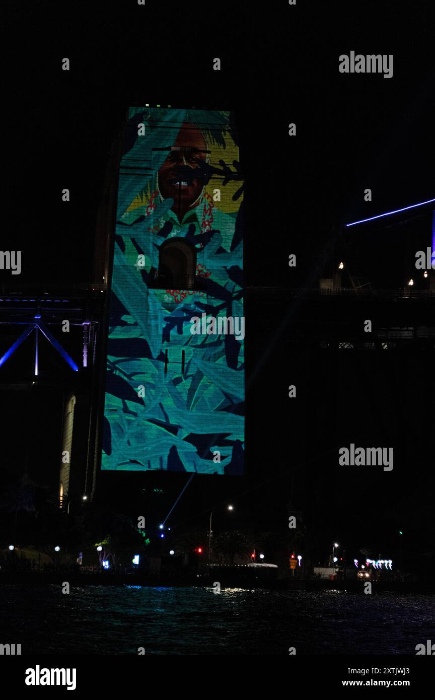 Moving images of aboriginal art hi-res stock photography and images - Alamy