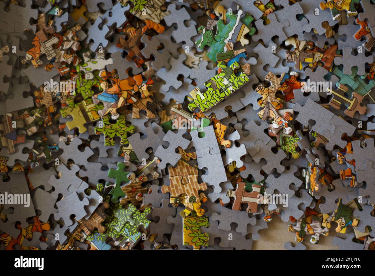 Jigsaw puzzle pieces pile hi-res stock photography and images - Alamy