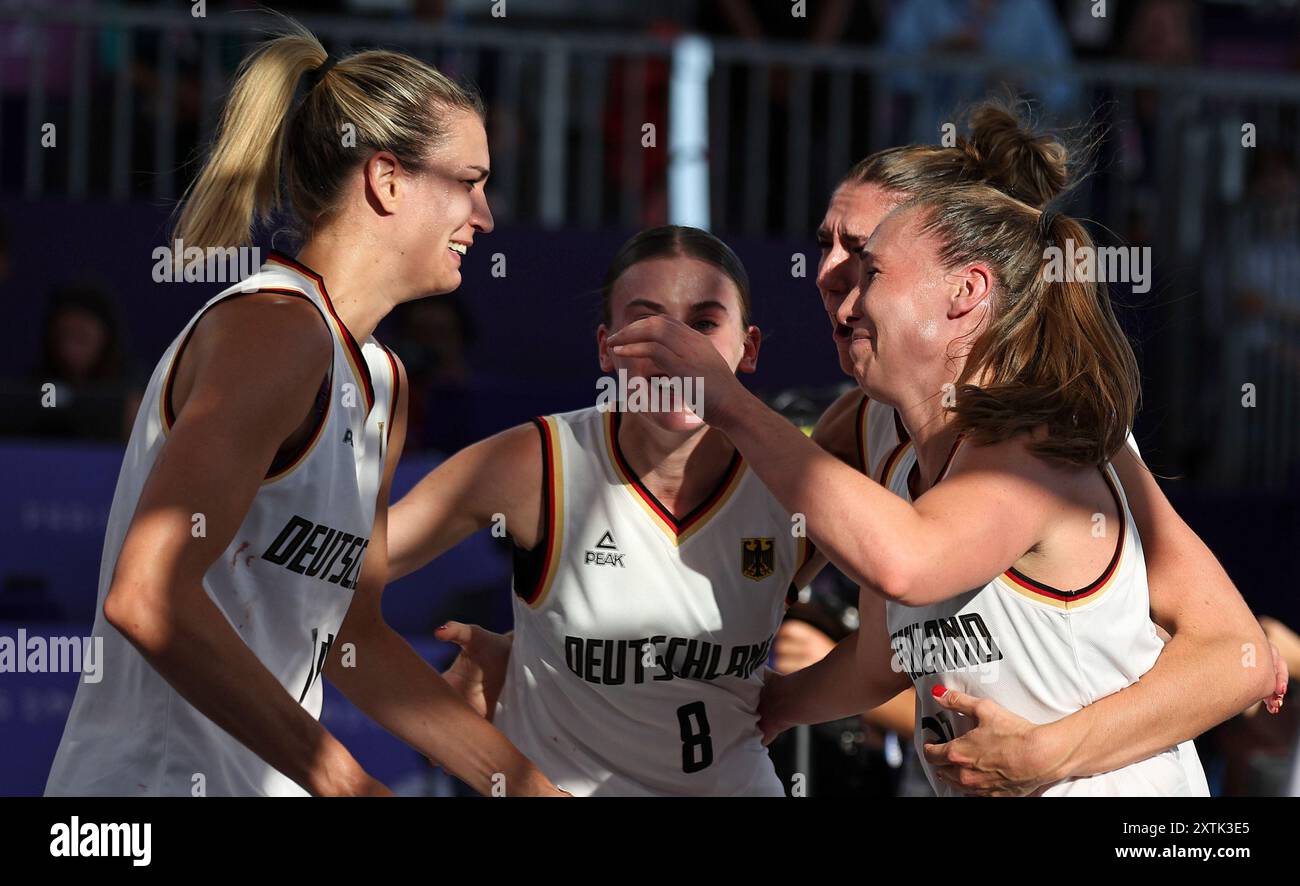 PARIS, FRANCE - AUGUST 05: Marie Reichert of team Germany , Elisa ...