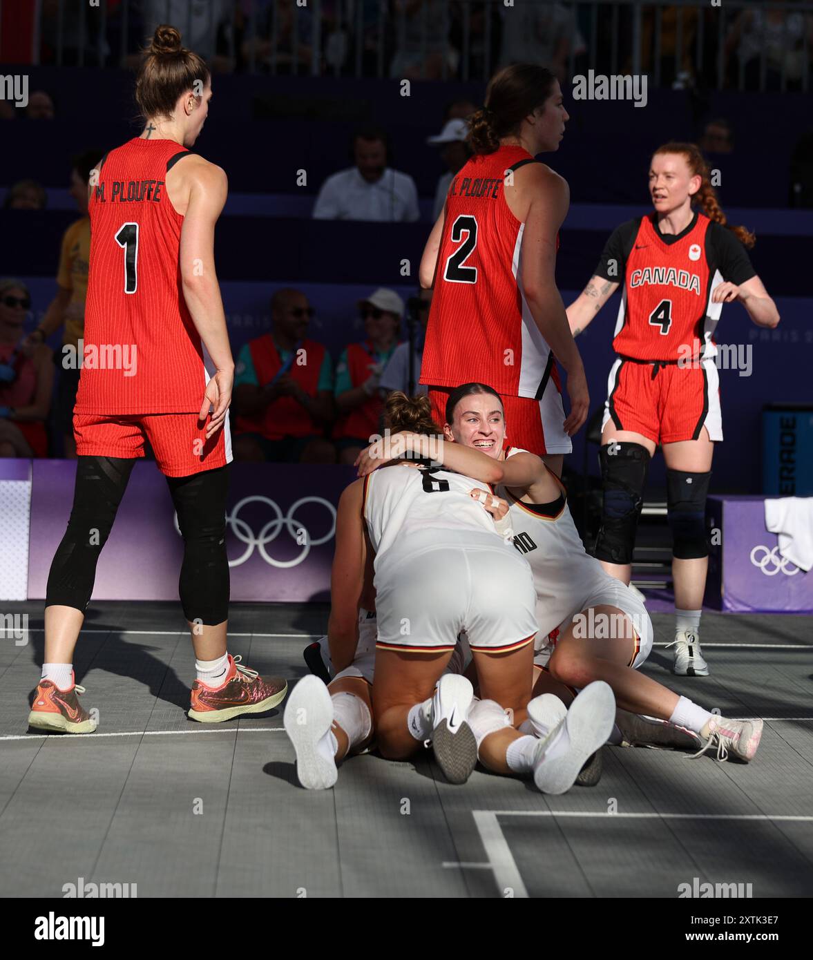 PARIS, FRANCE - AUGUST 05: Marie Reichert of team Germany and Elisa ...