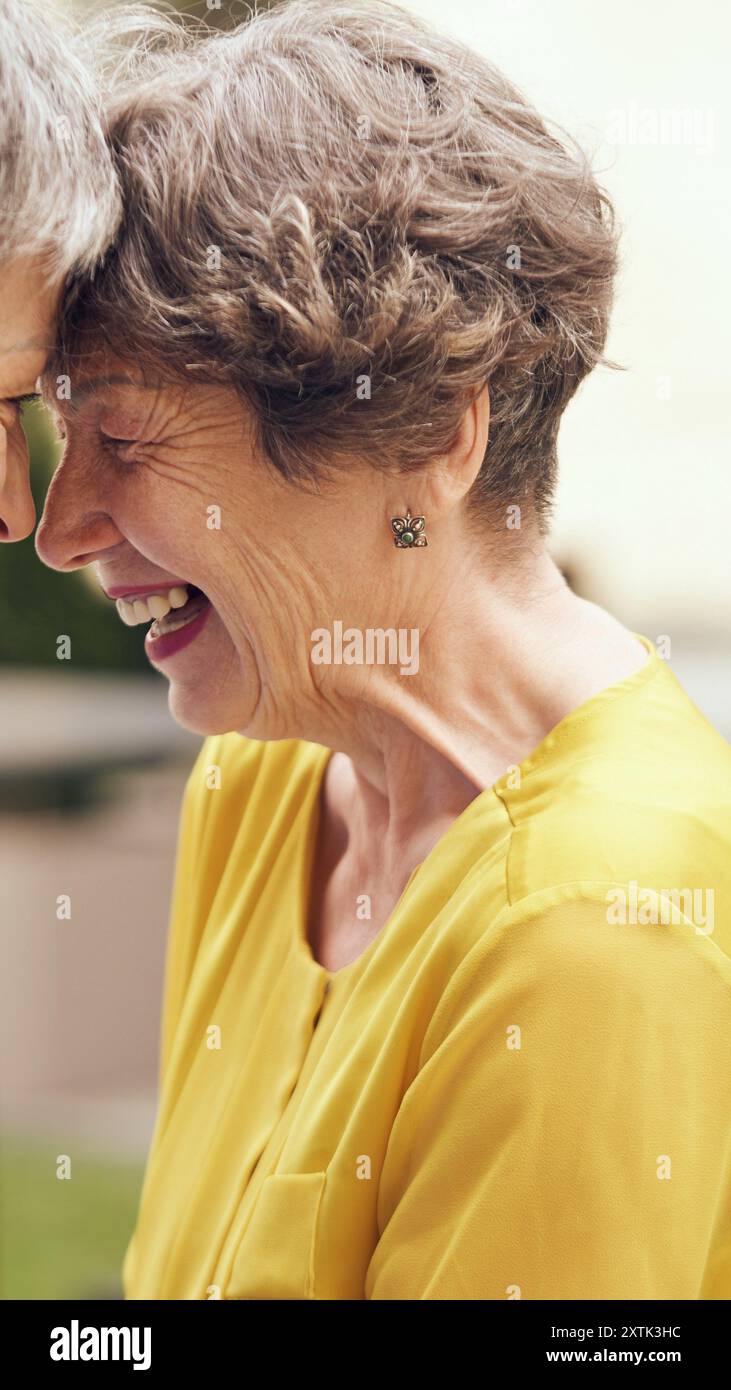 Hug old people connection street hi-res stock photography and images ...