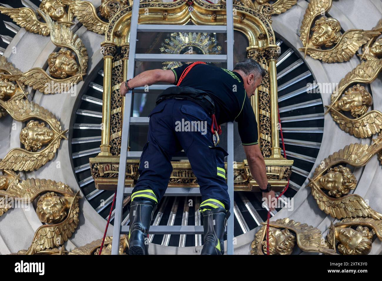 Descent of the picture of the Virgin by the picket of the Fire Brigade ...