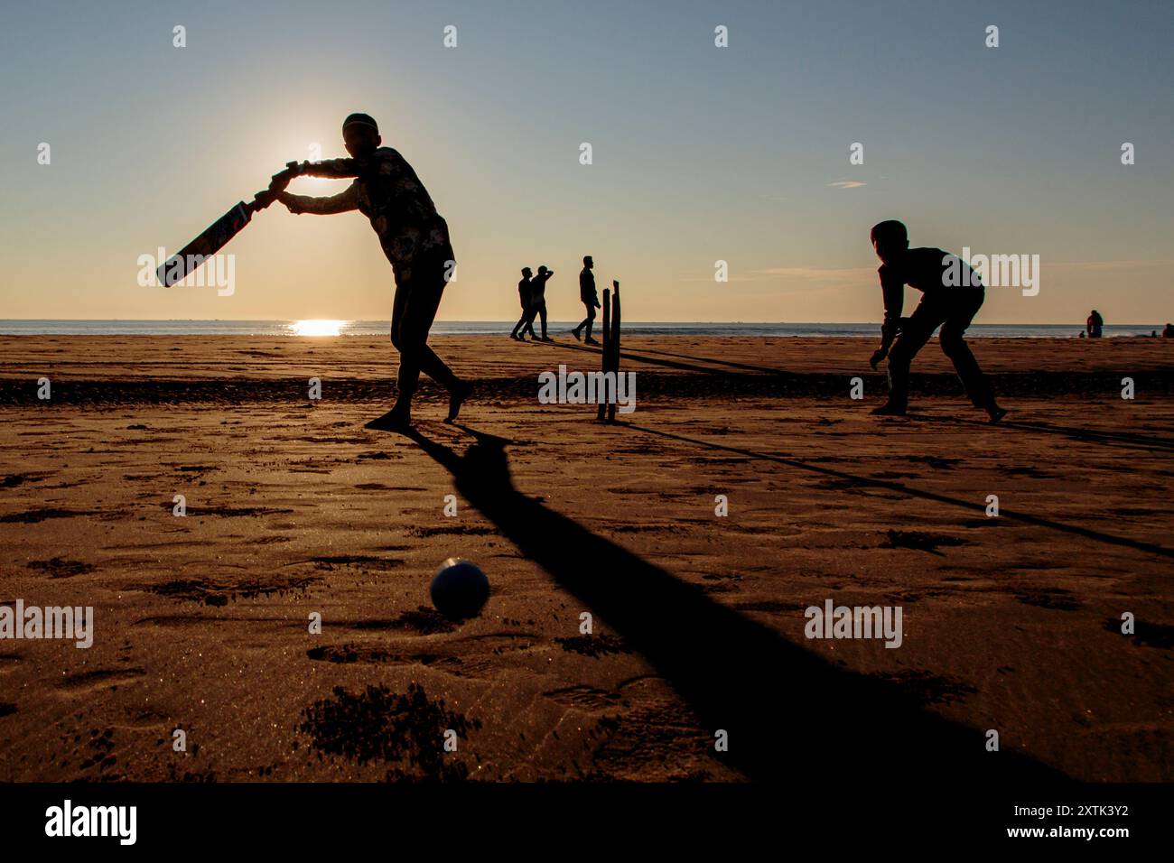 Cricket on the beach silhouette hi-res stock photography and images - Alamy