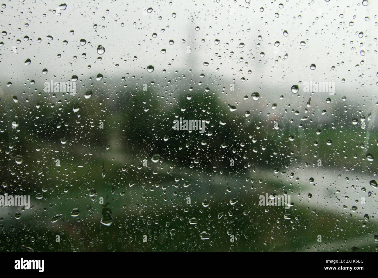 Heavy rain falling on window hi-res stock photography and images - Alamy