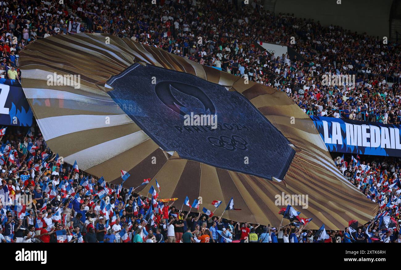 PARIS, FRANCE - AUGUST 09: Fans with Gold Medal during the Men's Gold ...