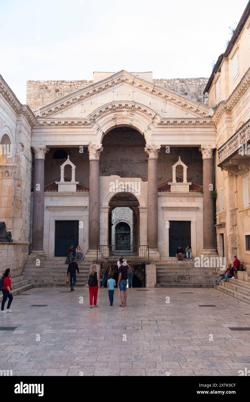 Roman courtyard: The Peristyle is the central square of Diocletian's ...