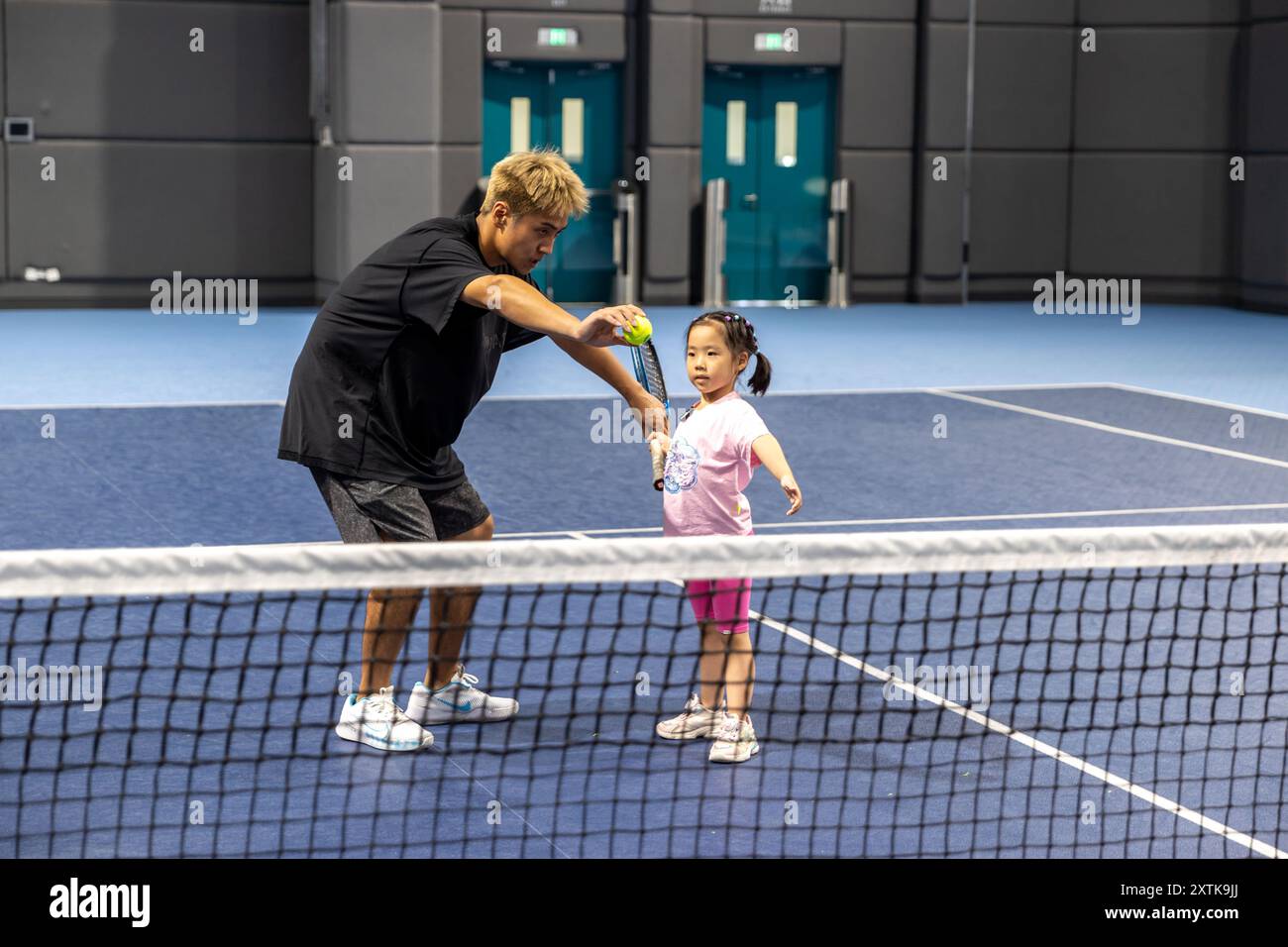 (240815) -- SHANGHAI, Aug. 15, 2024 (Xinhua) -- A girl learns playing ...