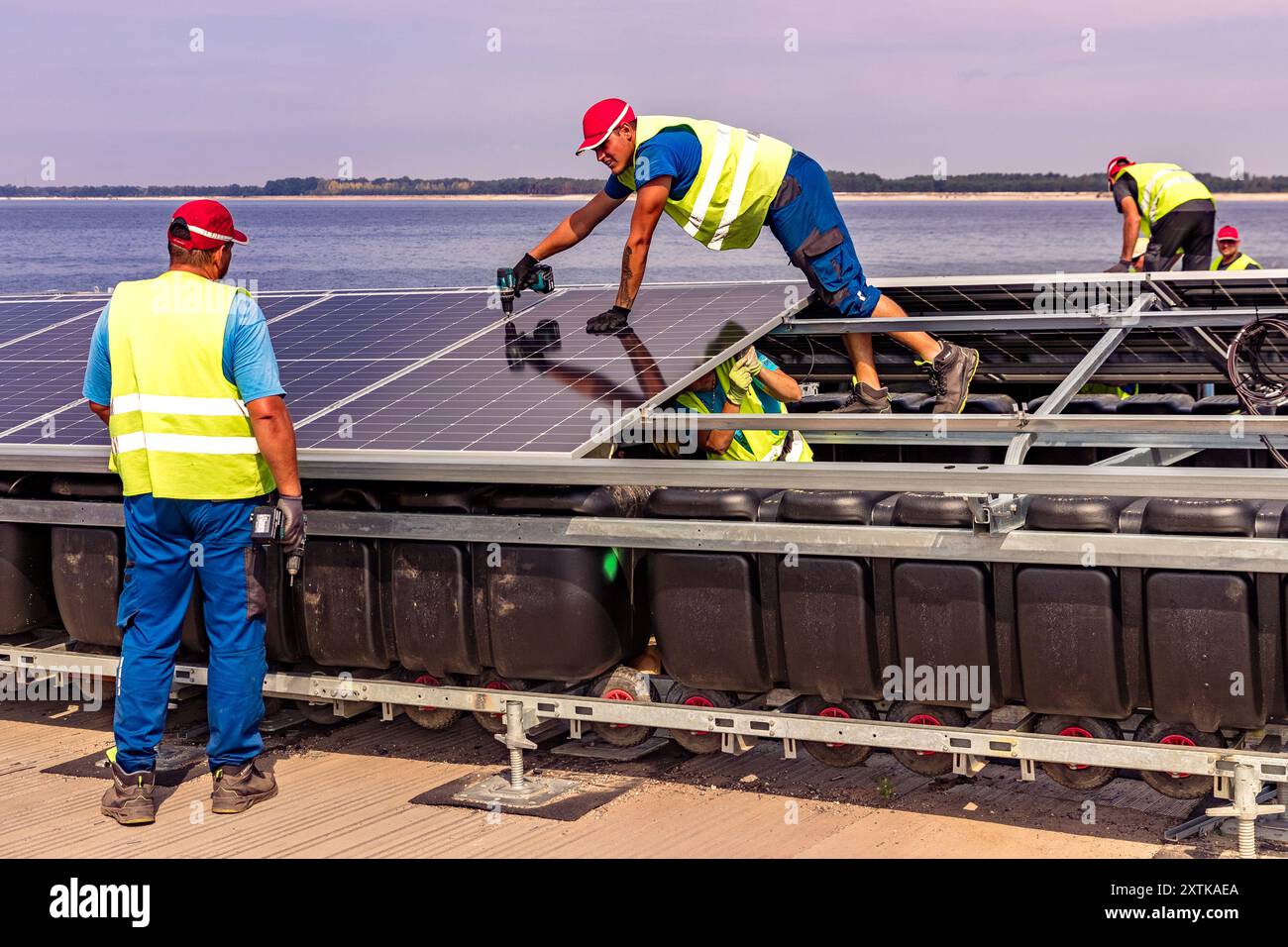 Neuendorf, Germany. 15th Aug, 2024. Workers from Pfalzsolar install ...