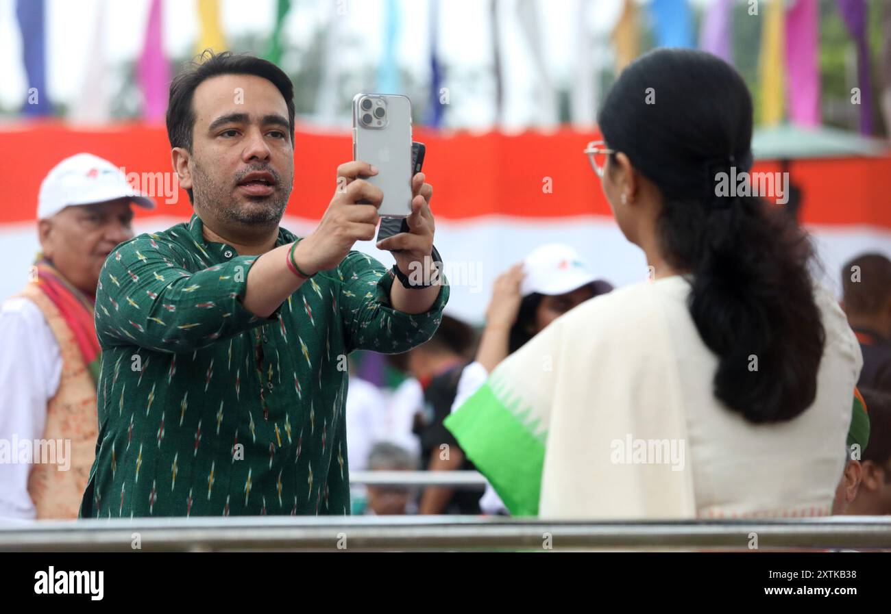 Union Ministers of State Jayant Chaudhary takes photograph of Anupriya ...