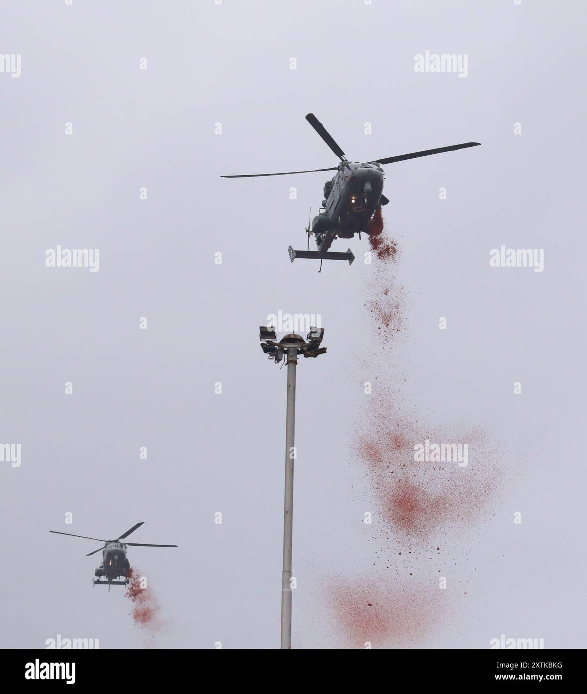 New Delhi, India. 15th Aug, 2024. A Military helicopter shower flower ...
