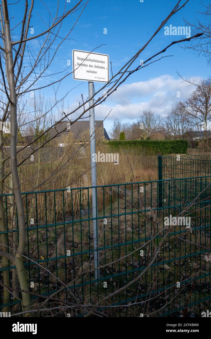 Regenrückhaltebecken: Verbotsschild, Betreten verboten 15f.08.2024 ...
