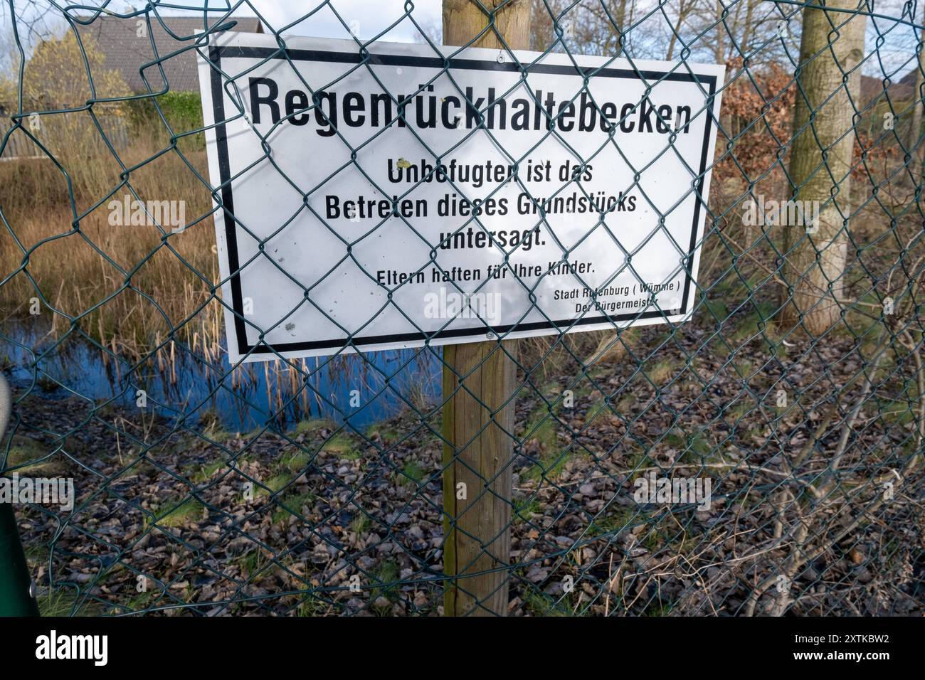 Regenrückhaltebecken: Verbotsschild, Betreten verboten 15f.08.2024 ...