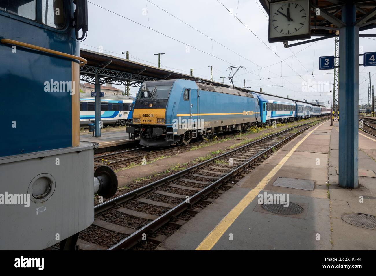 MAV - Hungarian Railways train at Budapest Keleti Station Stock Photo ...