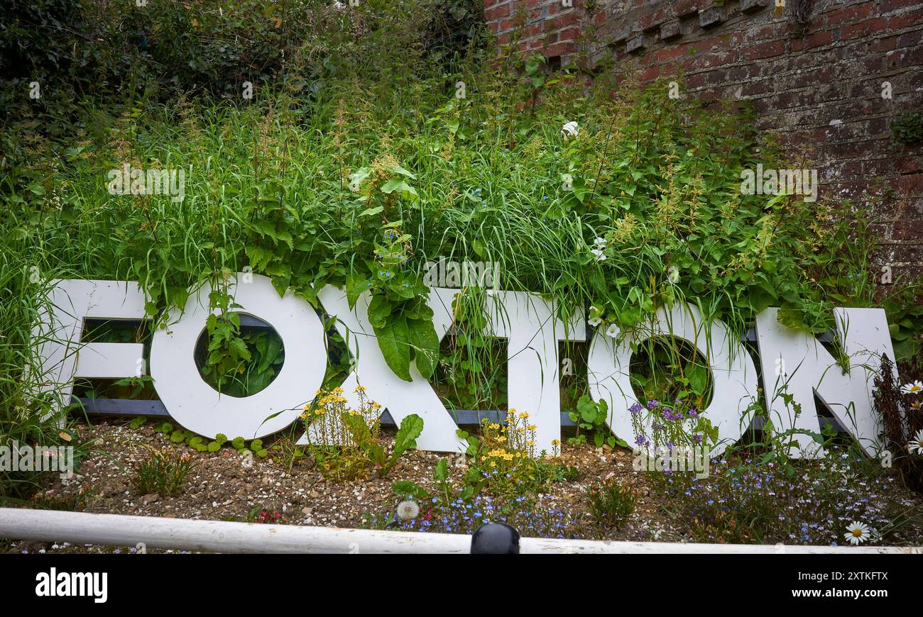 Sign for locks on the Grand Union canal by the village of Foxton ...