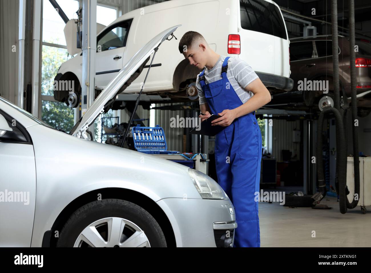 Car mechanic taking notes hi-res stock photography and images - Alamy