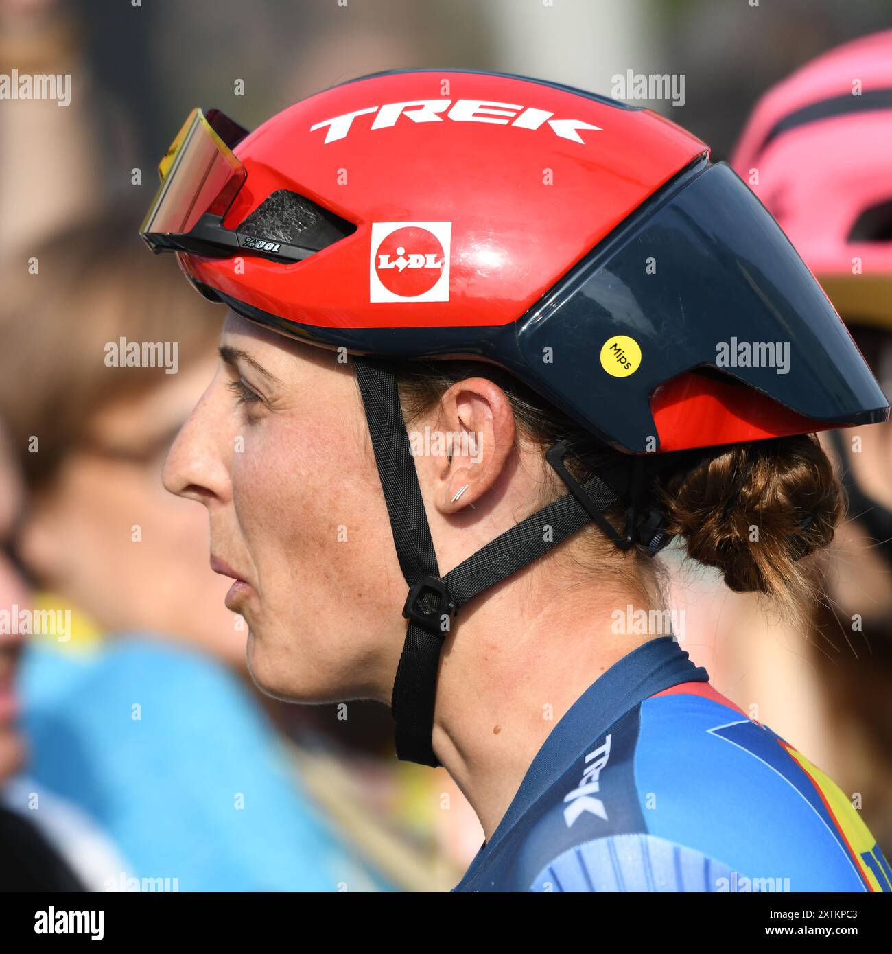 Lucinda Brand looking relaxed before the start of the Tour de France ...