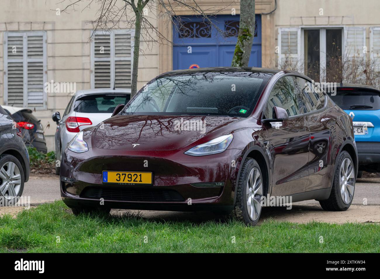 Tesla model y parked hi-res stock photography and images - Alamy